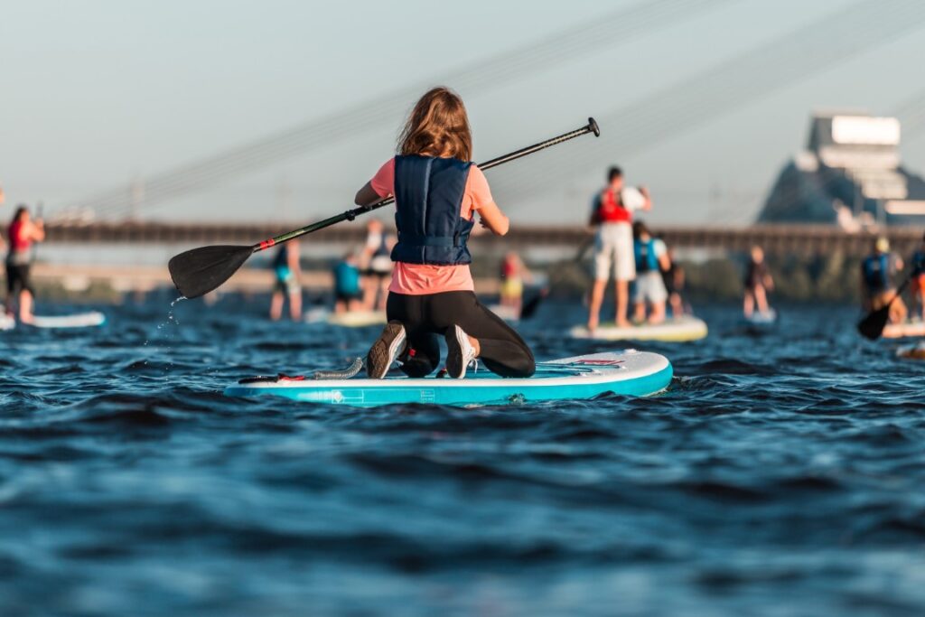 Débuter le paddle : techniques et conseils pratiques